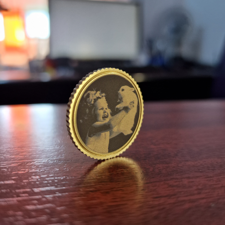 Moneda gravata cu poza dorita de client, este o amintire superba de familie